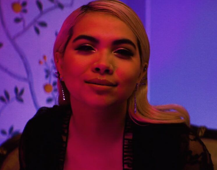 Hayley Kiyoko estreia como diretora e leva o sucesso Girls Like Girls ...